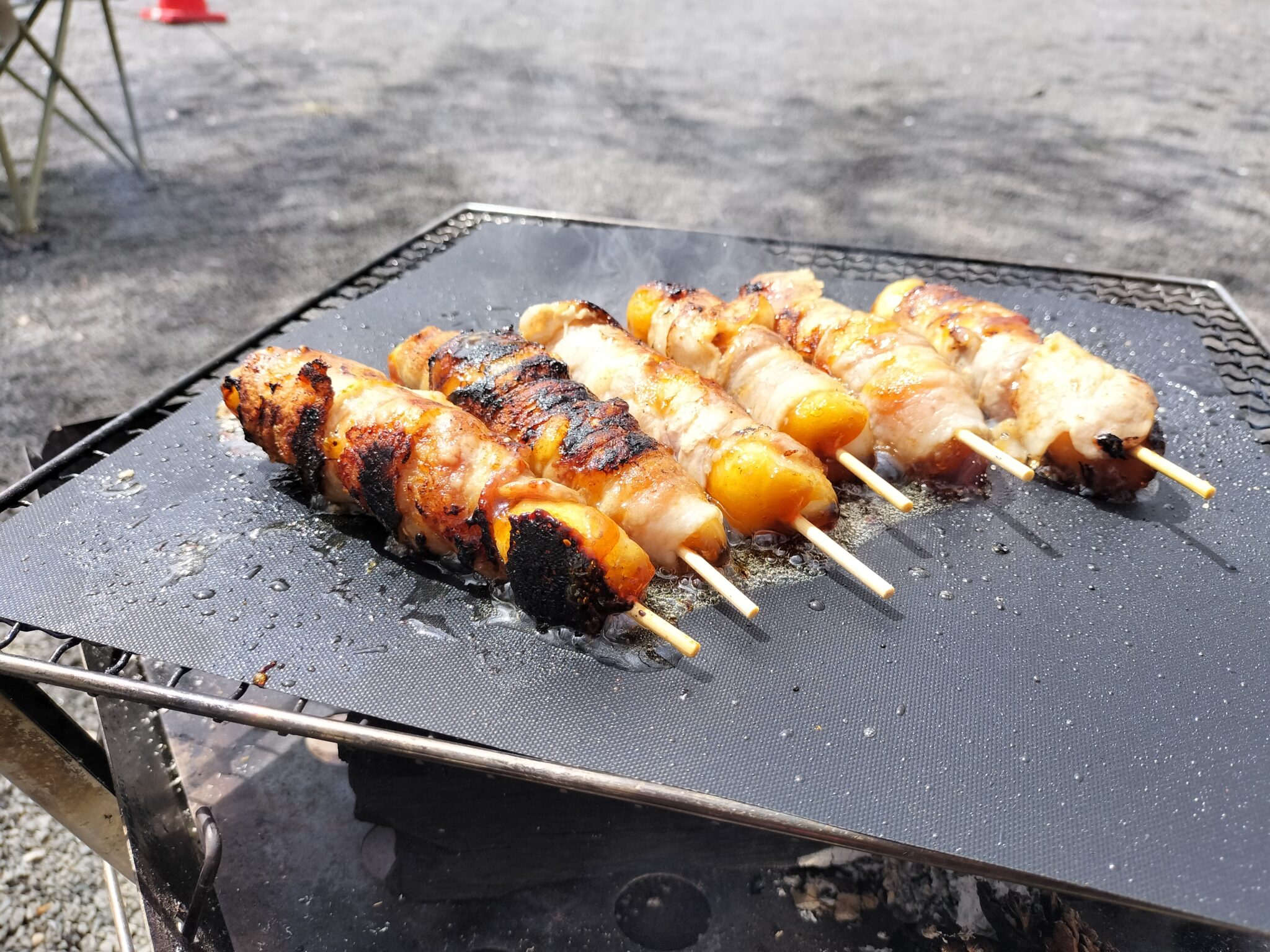 ダイソーのBBQ便利シートが全く焦げないで調理可能！豚バラみたらし団子 - らくキャン SAGAMIHARA